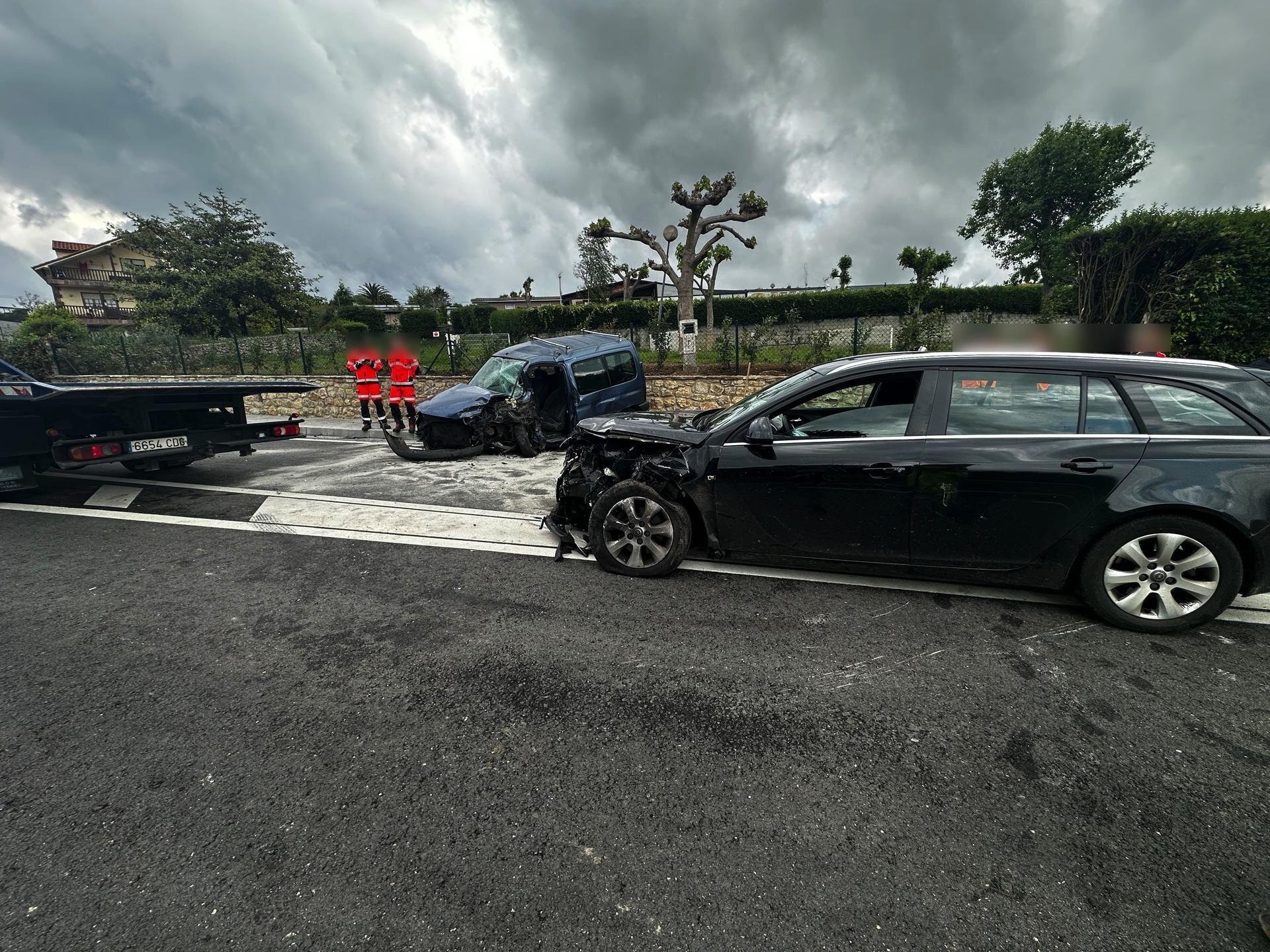 Colisión frontolateral de dos coches en la CA131 en Santillana del Mar